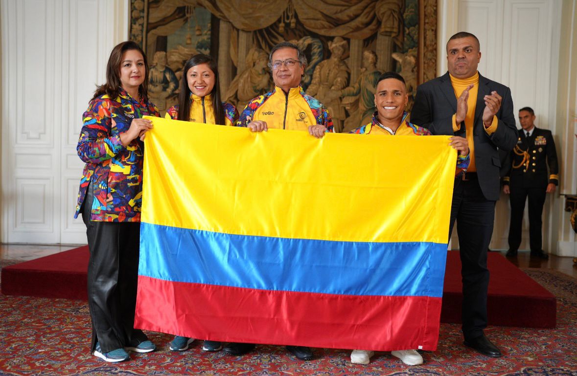 Presidente Petro entregó el pabellón nacional a los atletas que representarán a Colombia en los ...